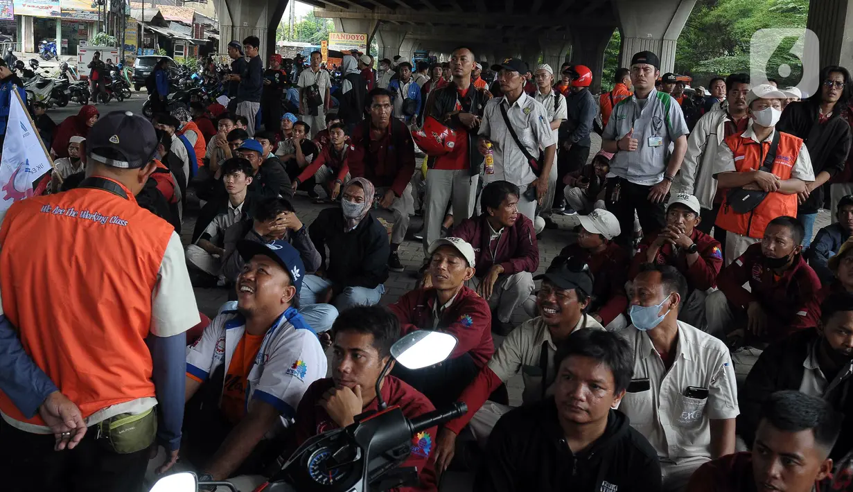 Imbas Demo Buruh, Lalu Lintas Kolong Tol Cibitung Macet Puluhan Kilometer - Foto Liputan6.com