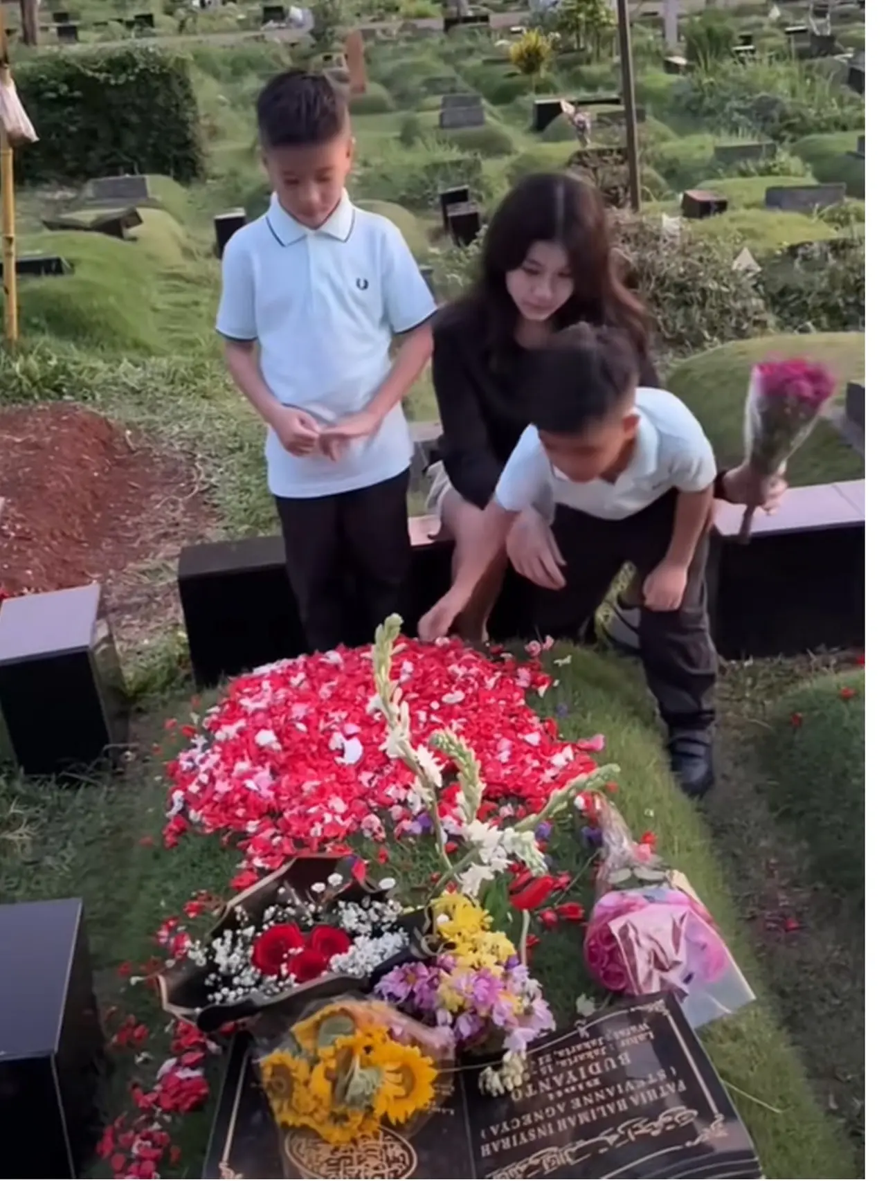 6 Momen Haru Samuel Rizal dan Anggi Pratama Ziarah Bareng ke Makam Stevi Agnecya - Hot Liputan6.com