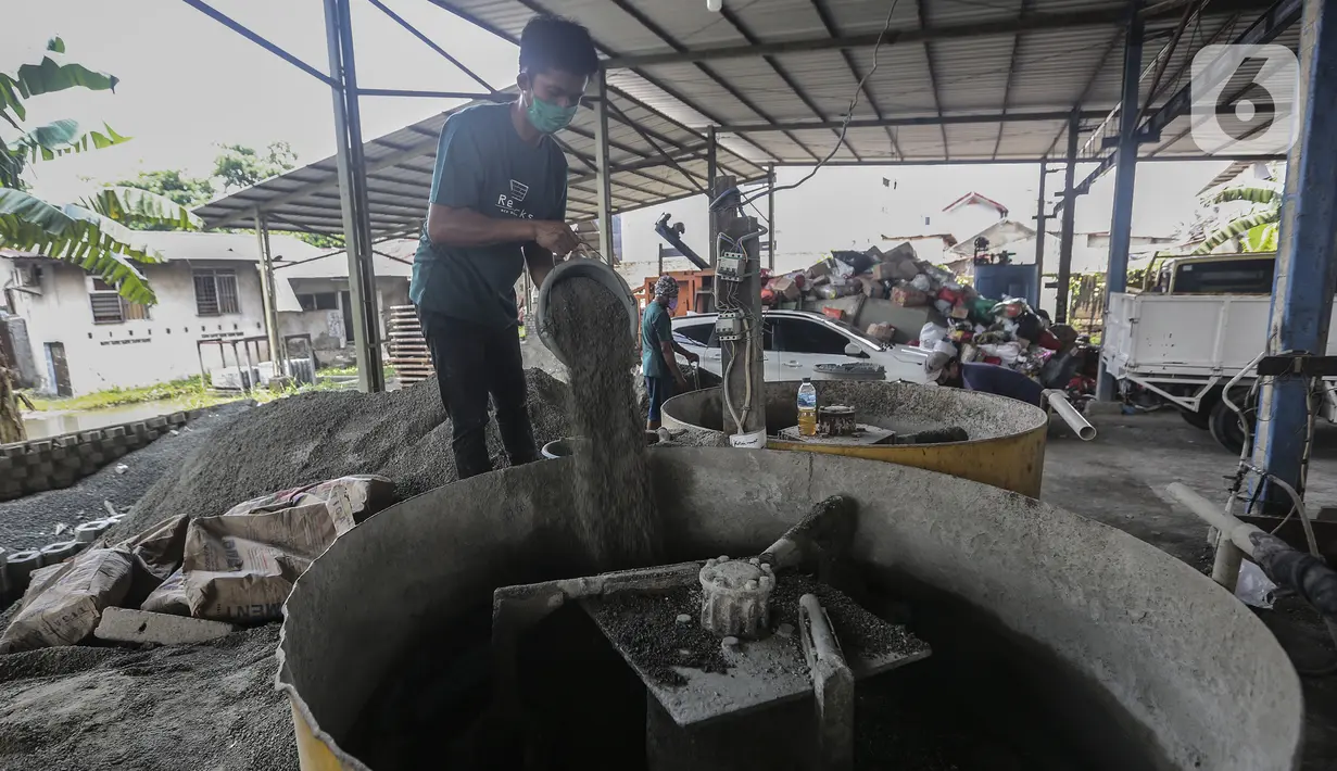 FOTO: Mengintip Pembuatan Paving Block Berbahan Sampah Plastik - Foto Liputan6.com