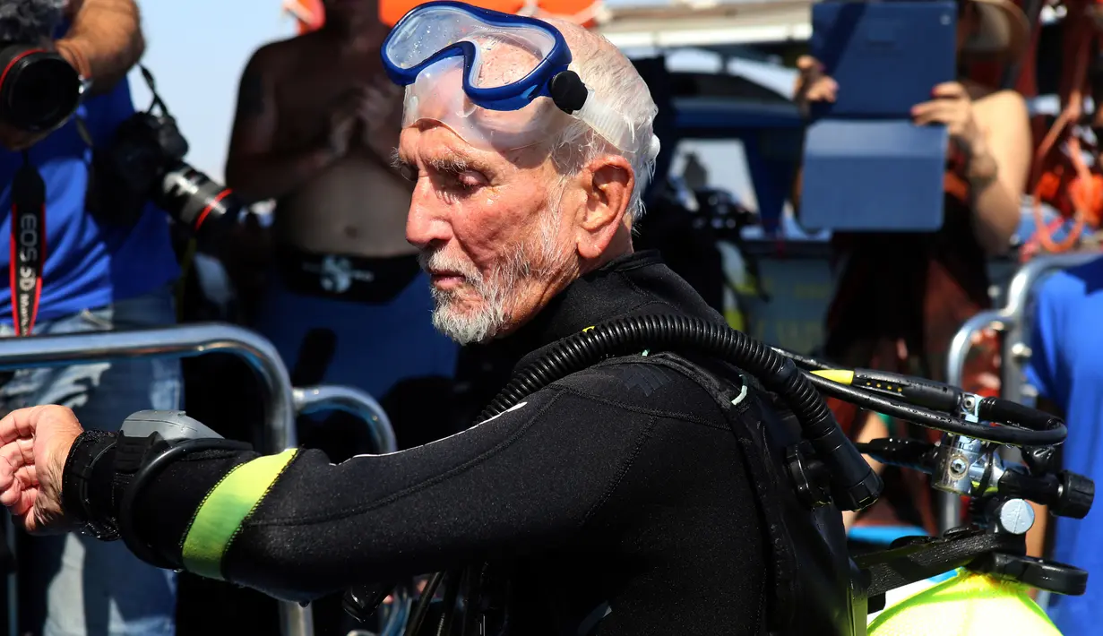 FOTO: Kakek 96 Tahun Menyelam di Kedalaman Setara Gedung 15 Lantai ...