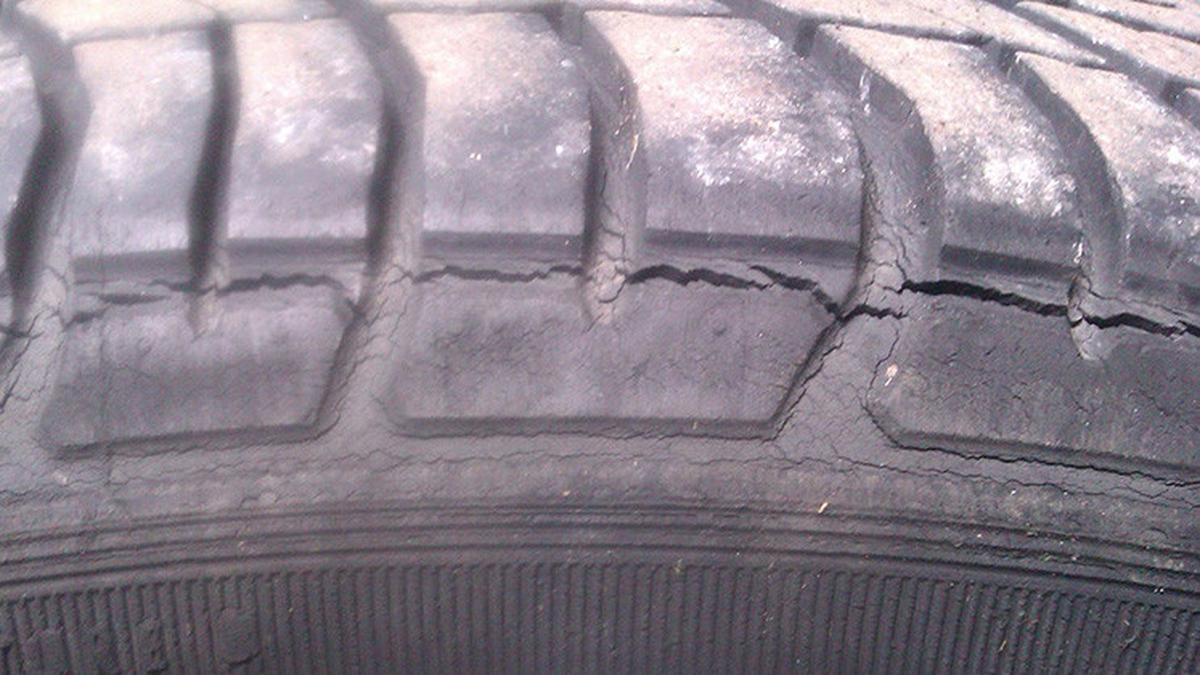 Ban dengan Kondisi Retak Masih Amankah Digunakan?