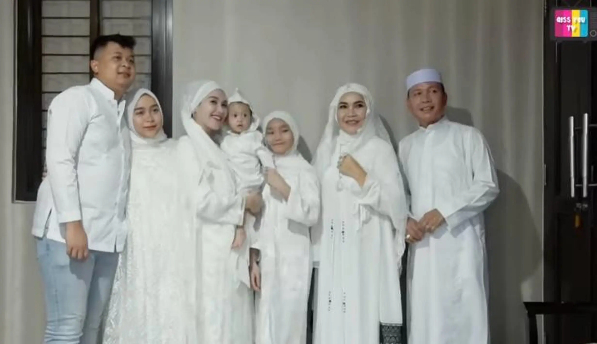 6 Gaya Serba Putih Ayu Ting Ting dan Keluarga Gelar Pengajian Jelang ...