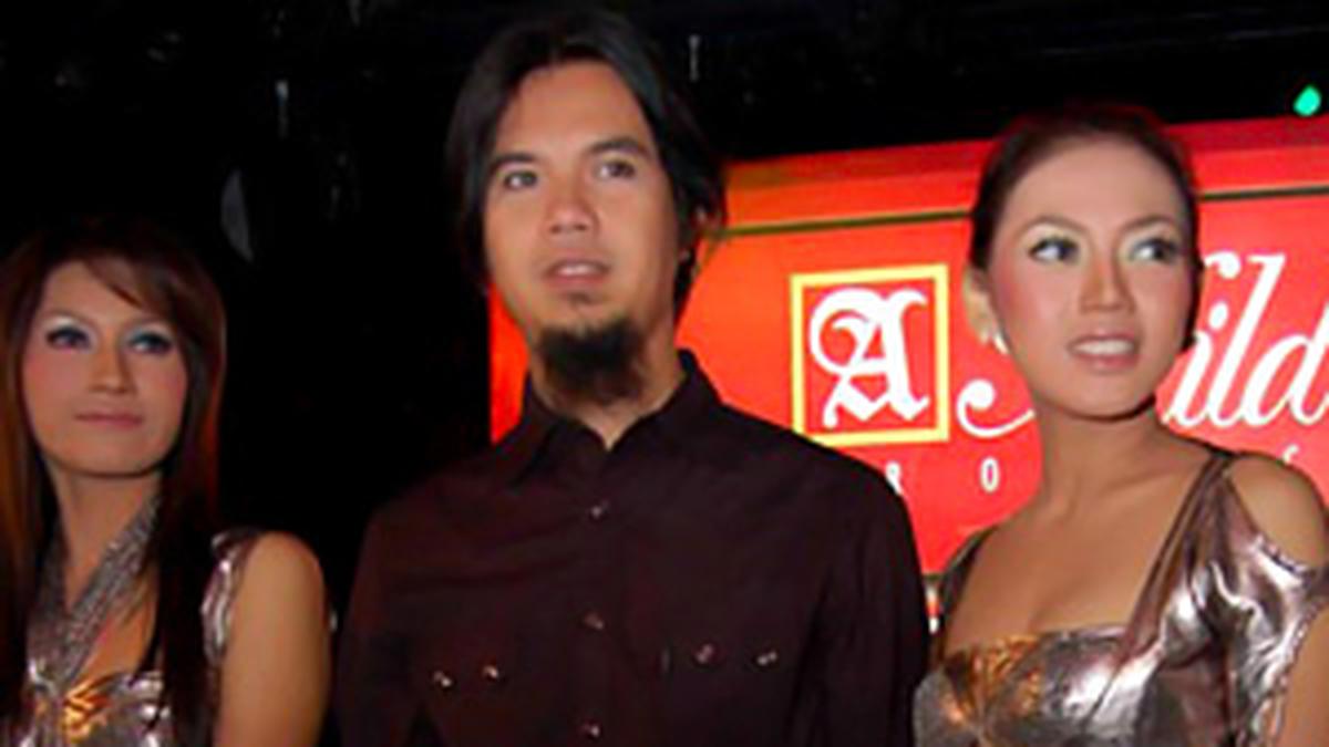 Album Kedua Dewi Dewi Menunggu Dhani - ShowBiz Liputan6.com