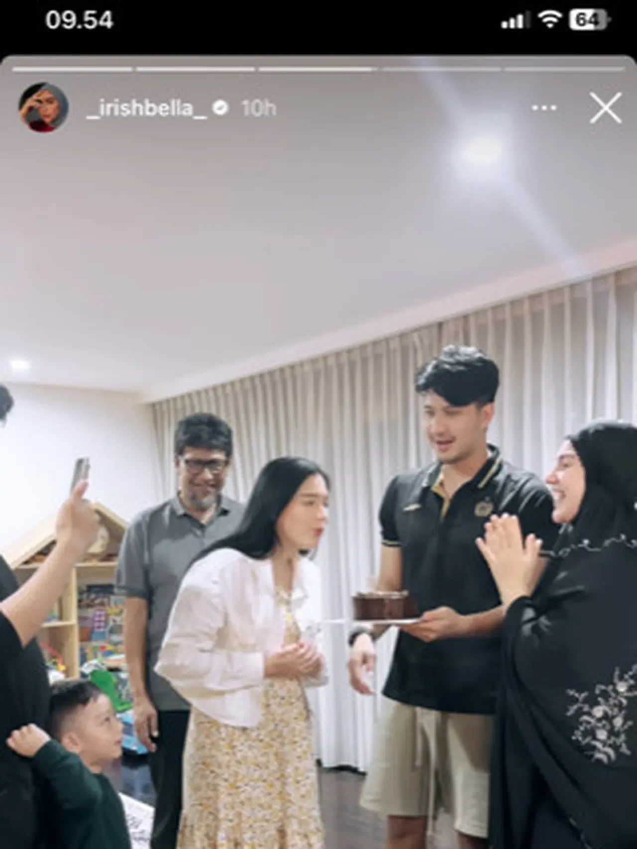 6 Potret Irish Bella Beri Kejutan Ultah Yasmine Ow Istri Aditya Zoni, Bukti Tetap Kompak dengan ...