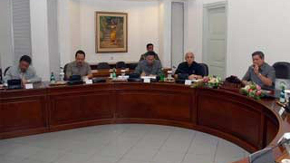 Presiden SBY memimpin rapat terbatas di Kantor Kepresidenan, Jakarta ...
