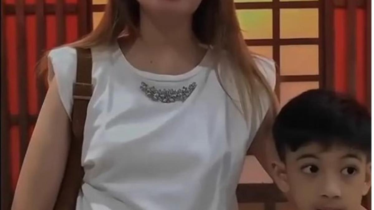 Gaya Selvi Ananda Pakai Blus Tanpa Lengan Saat Ngasuh Jan Ethes Jadi ...