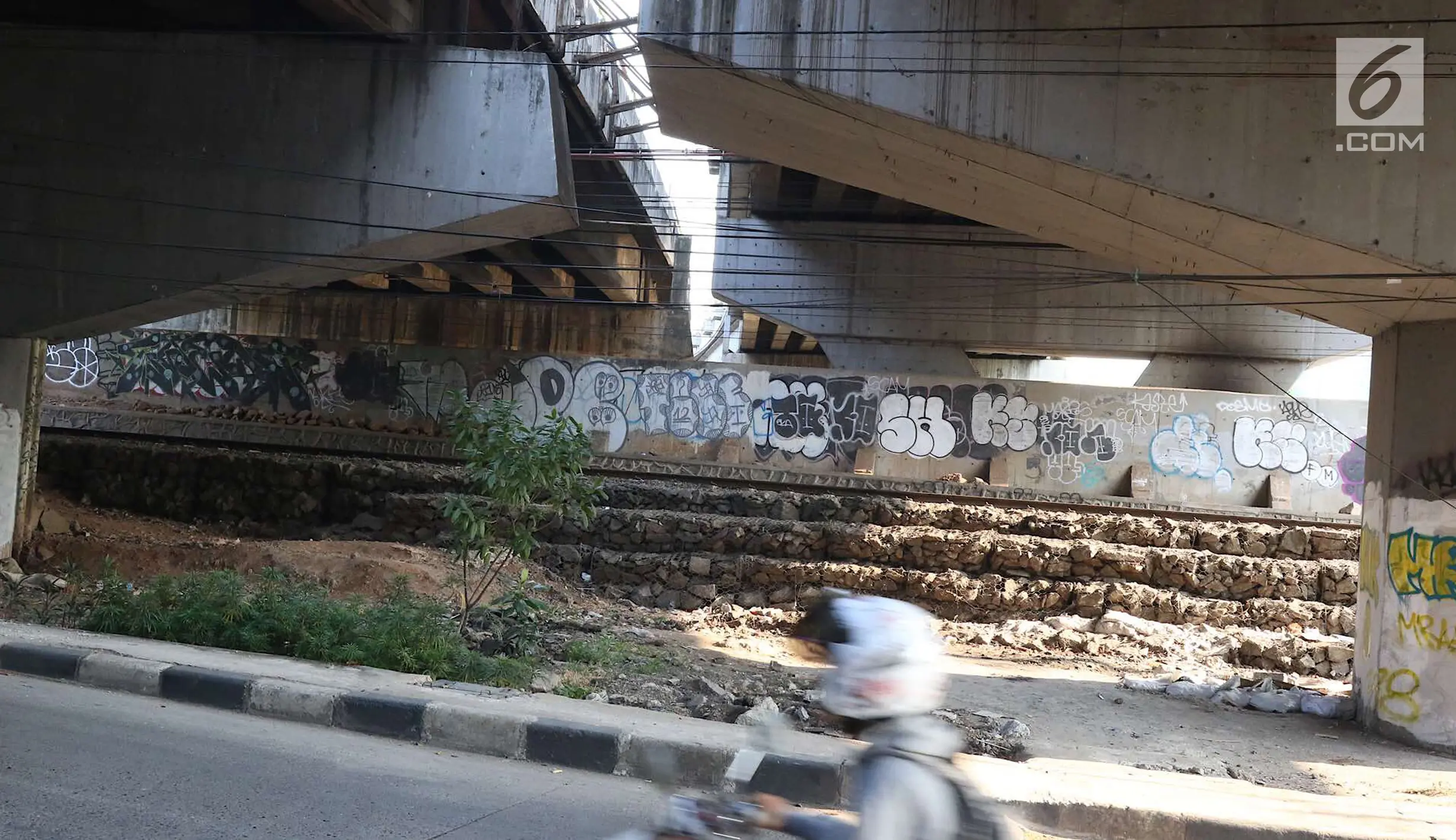 FOTO: Kolong Flyover Kuningan Jadi Sasaran Aksi Vandalisme - Foto ...