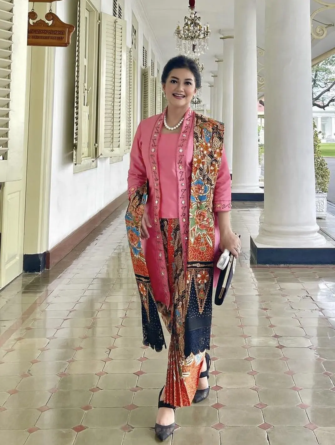 6 Penampilan Awet Muda Bella Saphira Dibalut Kebaya Pink bak Barbie ...