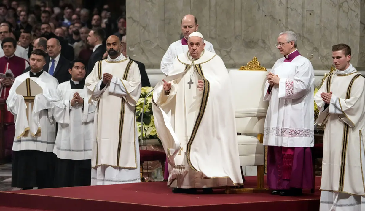 Paus Fransiskus Sampaikan Pesan Perdamaian saat Pimpin Misa Malam Natal ...
