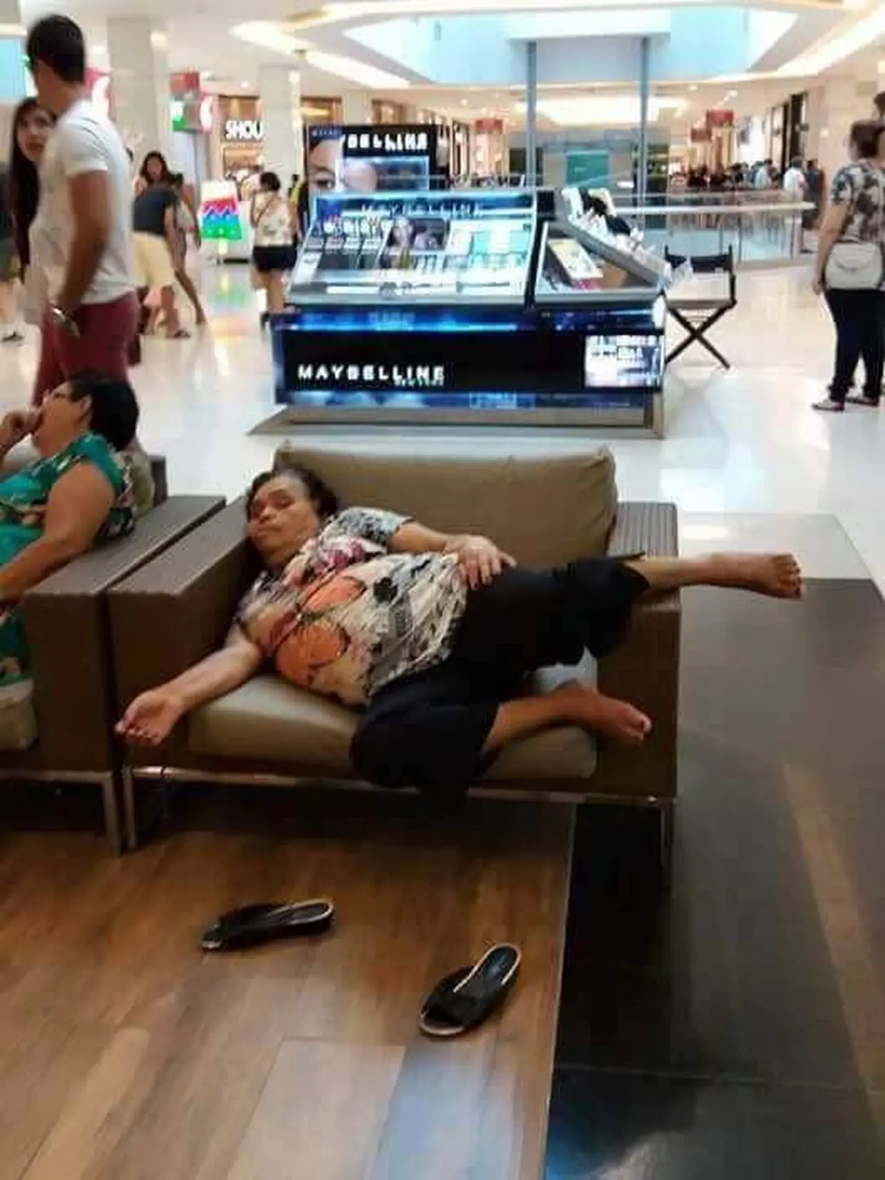 6 Aksi Emak-Emak Rebahan Ini Nyeleneh Banget, Gaya Santainya Kocak - Hot Liputan6.com