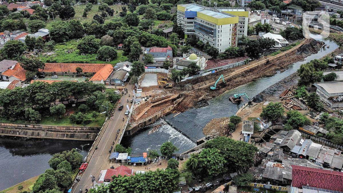 Memantau Progres Sodetan Kali Ciliwung