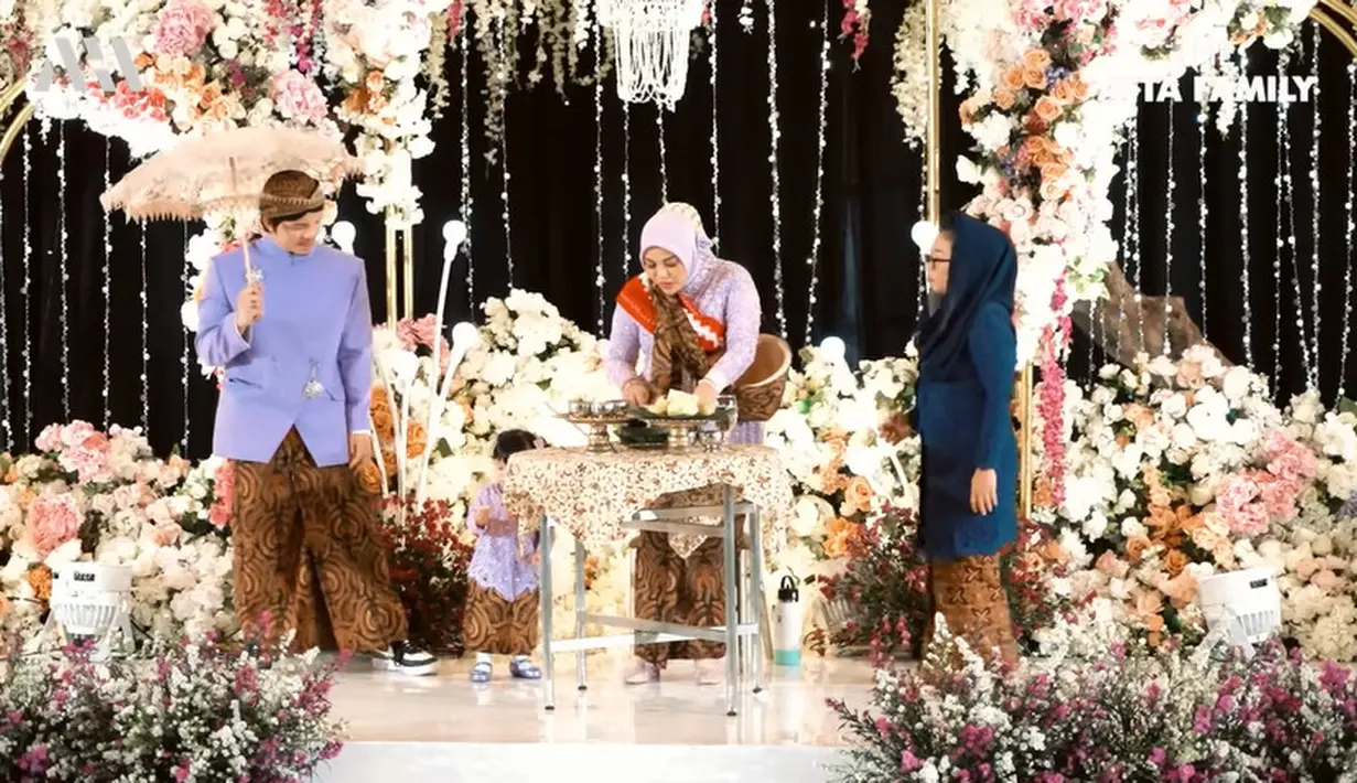 10 Potret Mitoni Aurel Hermansyah, Berikut Makna dari Tradisi Masyarakat Jawa - Photo Fimela.com