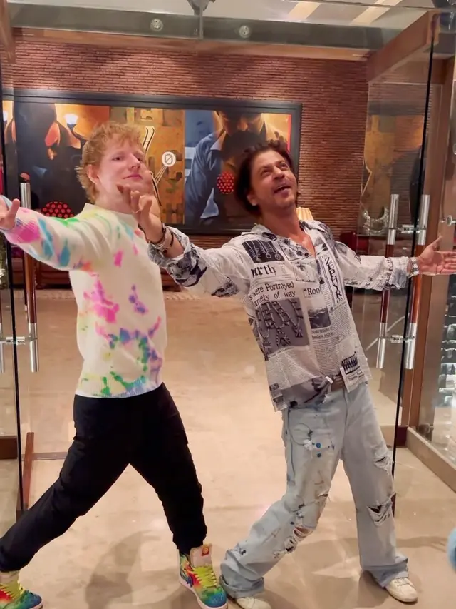 Momen Ed Sheeran Ketemu Shah Rukh Khan, Belajar Pose ala Sang ...