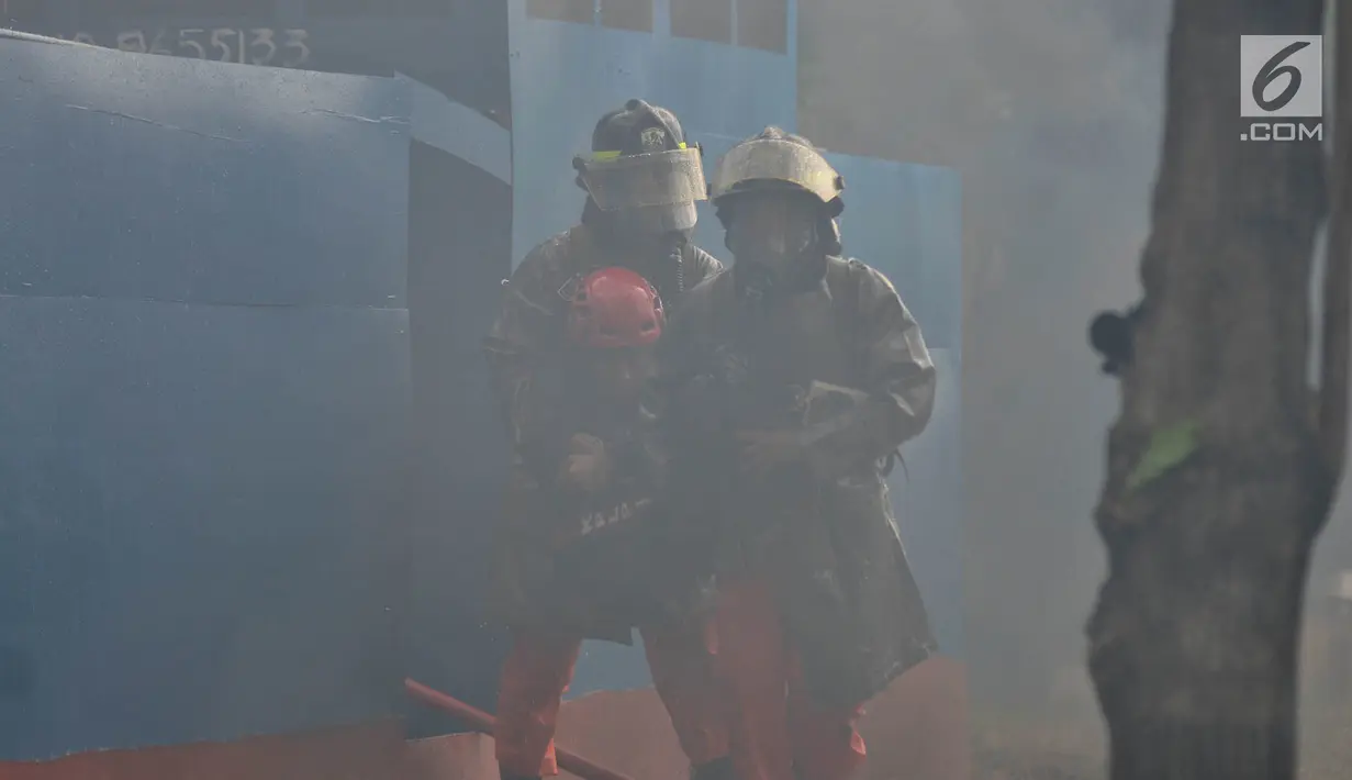 FOTO: Aksi Pasukan KPLP Tangani Pembajakan dan Kebakaran Kapal - Foto ...