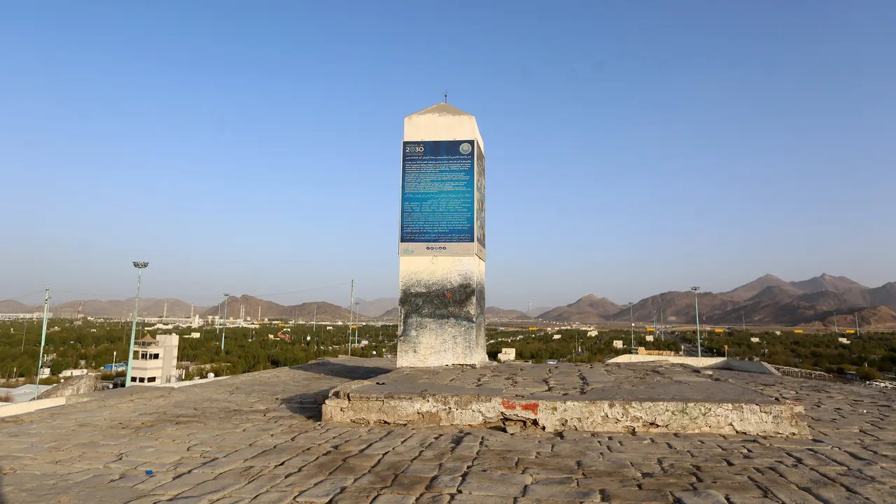 Cerita Bukit Cinta Jabal Rahmah & Asal Usul Tugunya, Lokasi Pertemuan ...