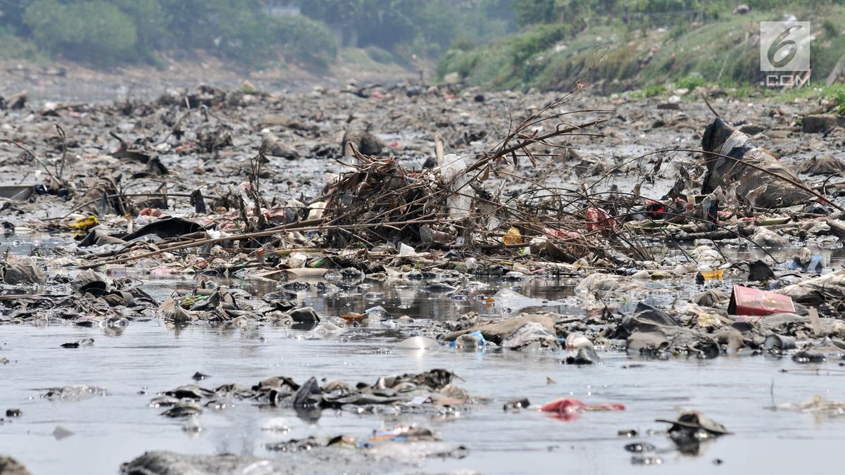 Foto Debit Air Menyusut Sampah Di Kanal Banjir Barat Muncul Ke