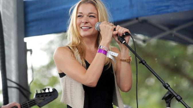 Penyanyi LeAnn Rimes Berpose Bugil demi Tunjukkan Psoriasis yang ...