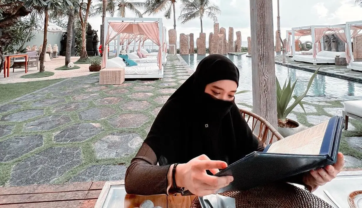 Gaya Kece Inara Rusli Sebelum Lepas Cadar, Tetap Stylish - Foto ...