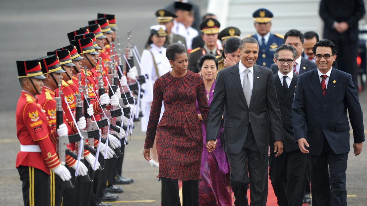 Momen Manisnya Obama yang Selalu Menggandeng Tangan Istri - Foto ...
