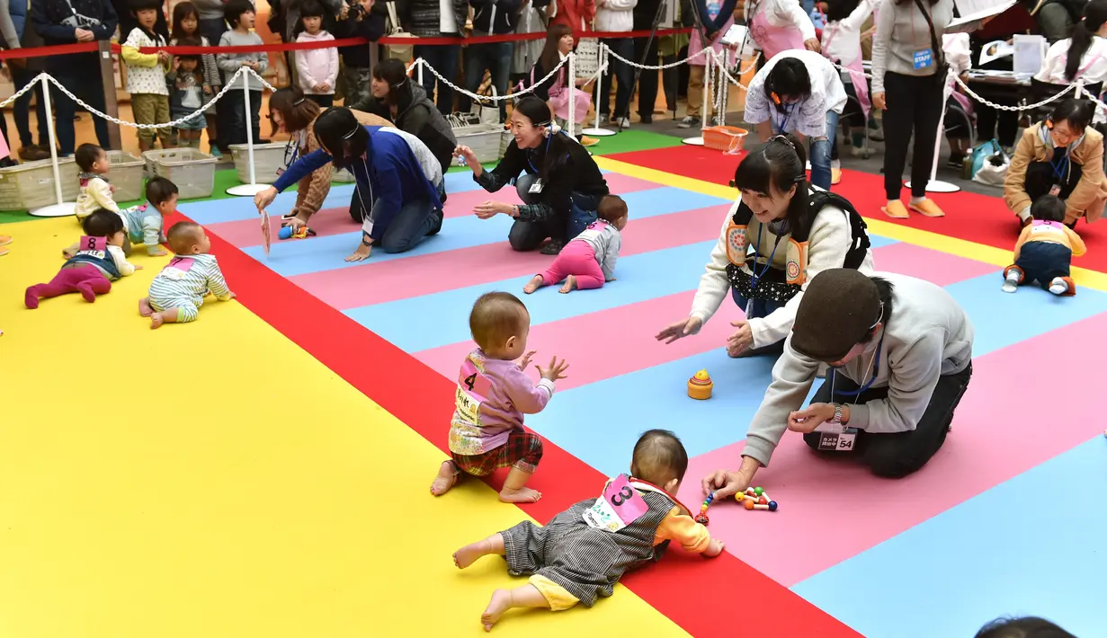 Begini Tingkah Bayi Saat Lomba Merangkak - Foto Liputan6.com