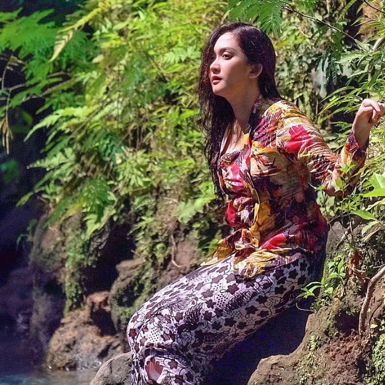 6 Potret Nafa Urbach Main di Sungai, Momen Makan Mi Hingga Keramas Curi Perhatian - Hot Liputan6.com