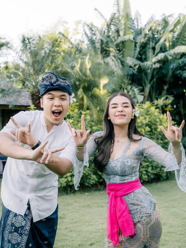 7 Gaya Pemotretan Lula Lahfah Pakai Baju Adat Bali, Kompak Bareng ...