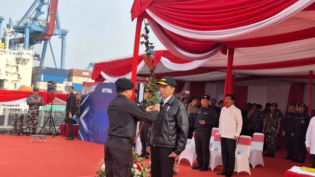 Jokowi Terima Brevet Kehormatan Hiu Kencana di Atas KRI RJW-992 - News ...