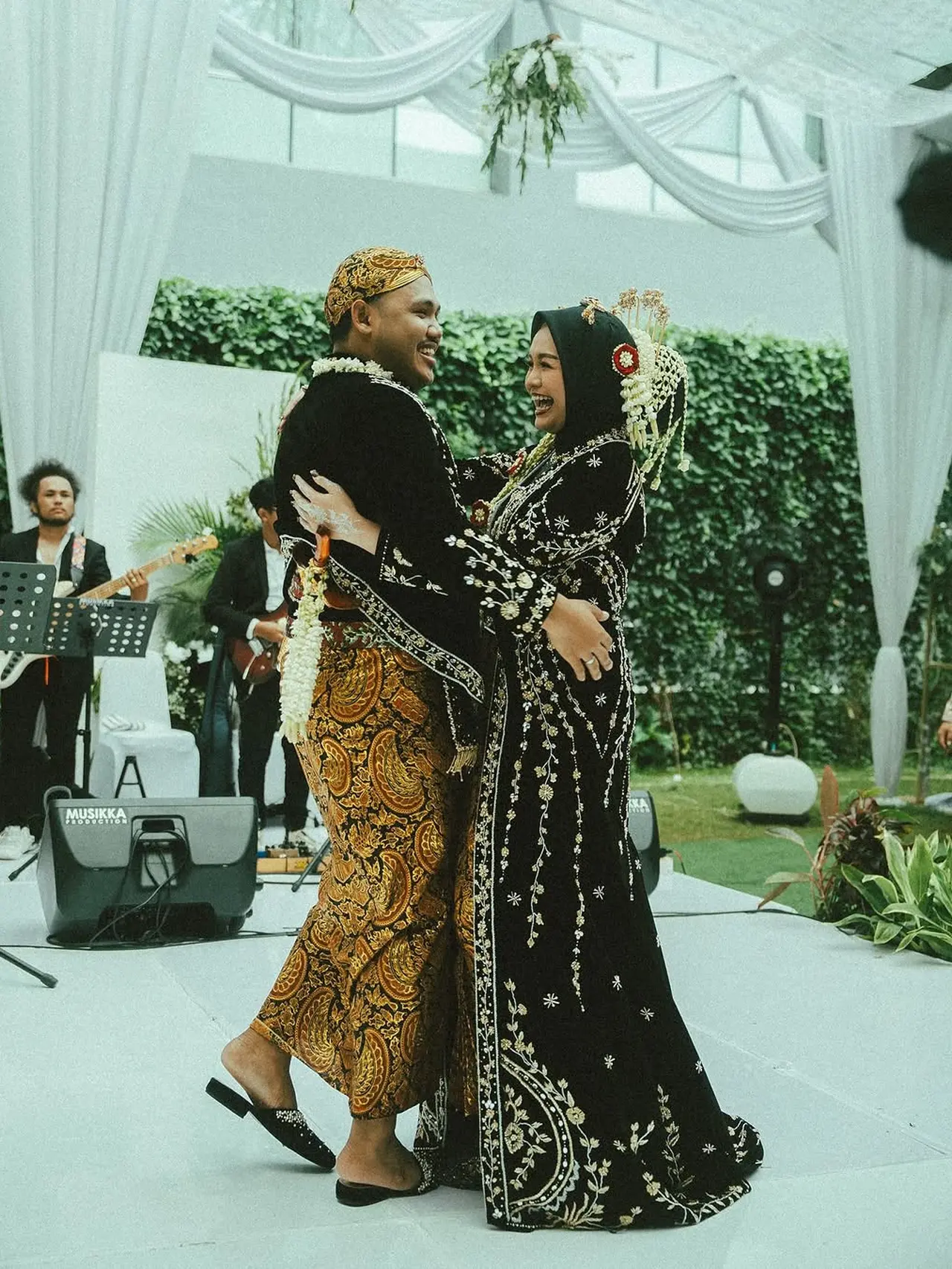 6 Potret Salma Salsabil dan Dimansyah Laitupa Resmi Nikah Pakai Adat ...