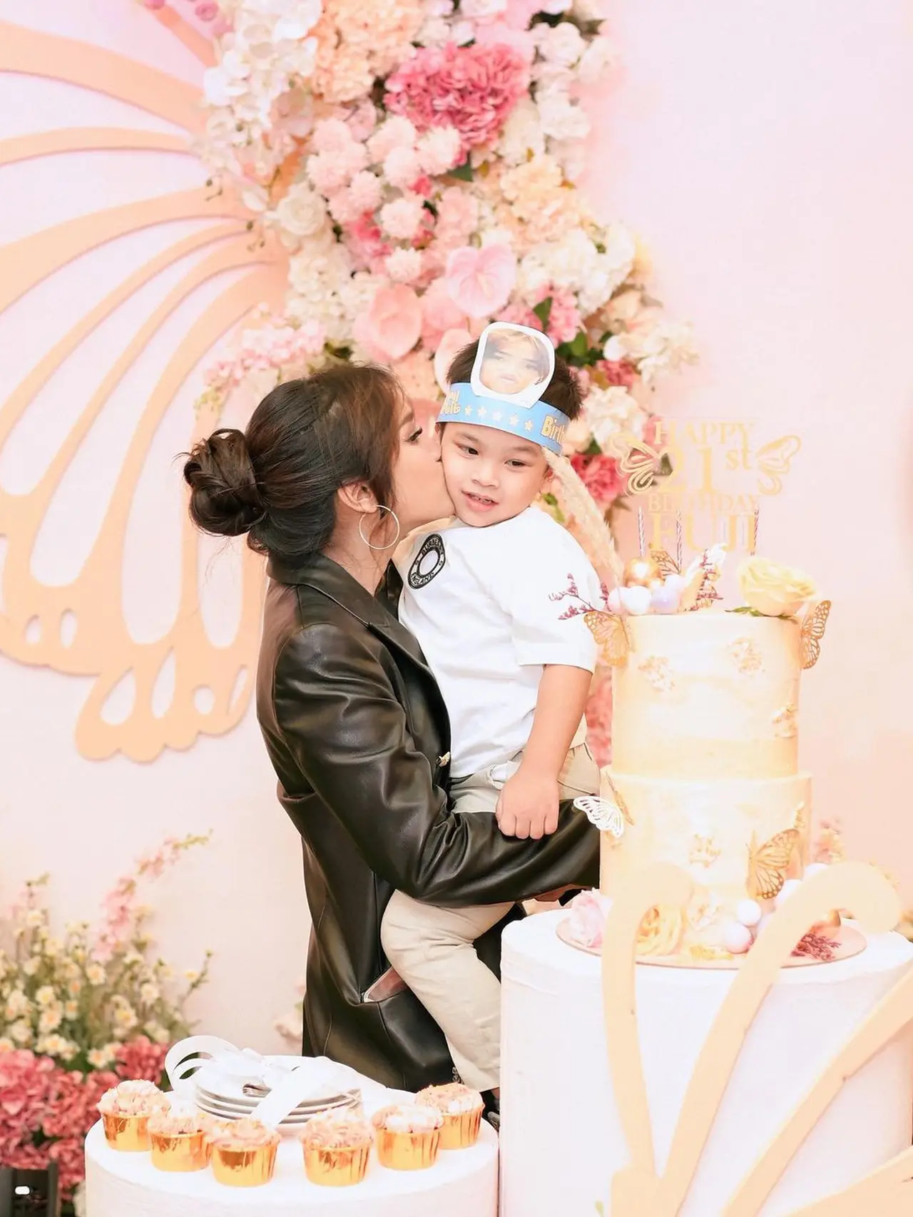 6 Potret Fuji Ultah ke-21: Masih Trauma dan Janji Ke Almarhum Bibi Andriansyah Tak Mau Nangis ...