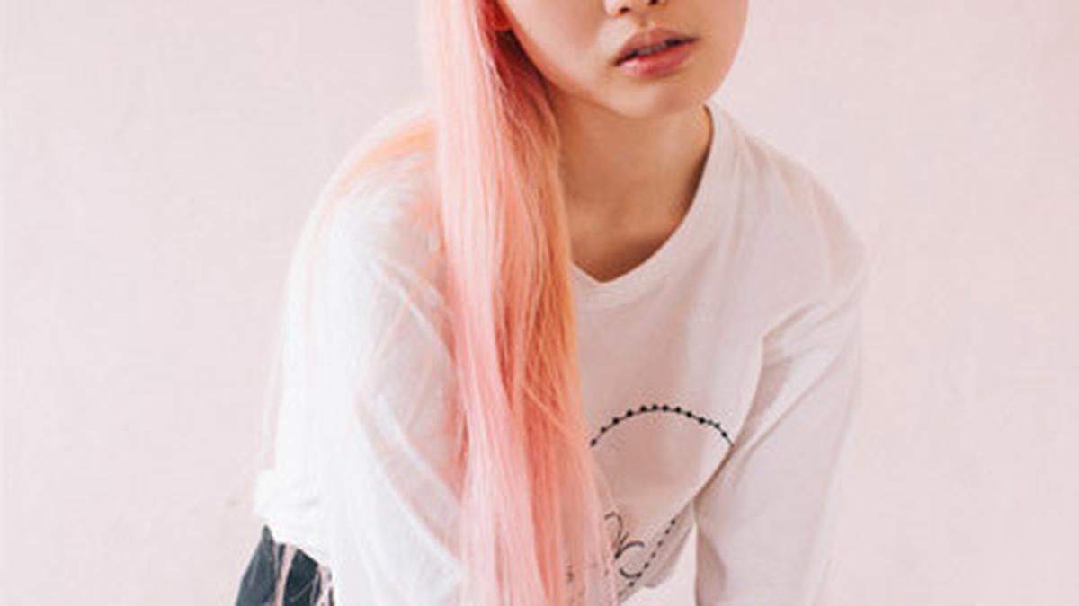 Rambut Pink Kini Jadi Patokan Bergaya High Fashion, Model Ini Penyebabnya!