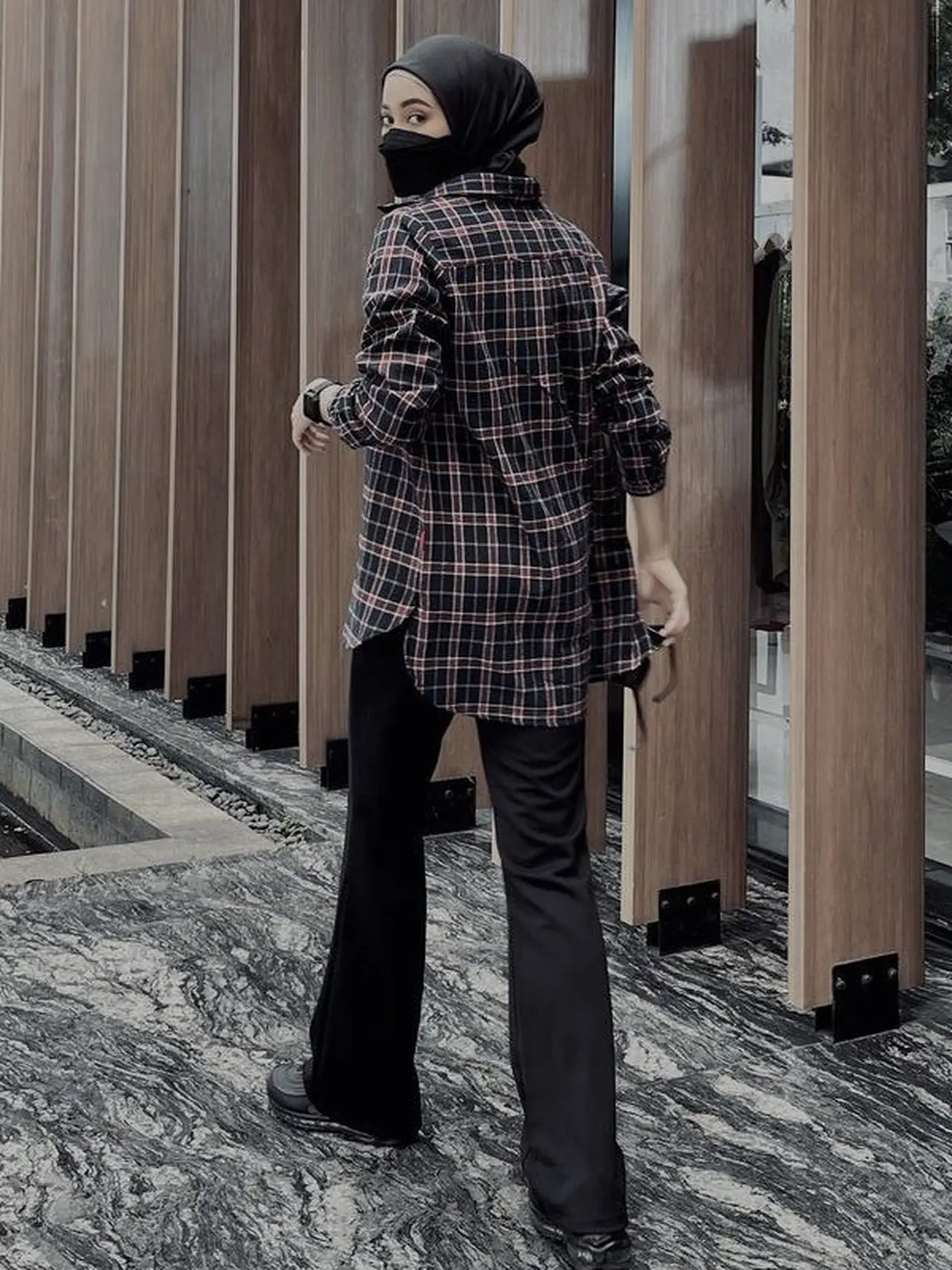 5 Inspirasi OOTD Pakaian Motif Kotak-Kotak dari Klasik Hingga Edgy