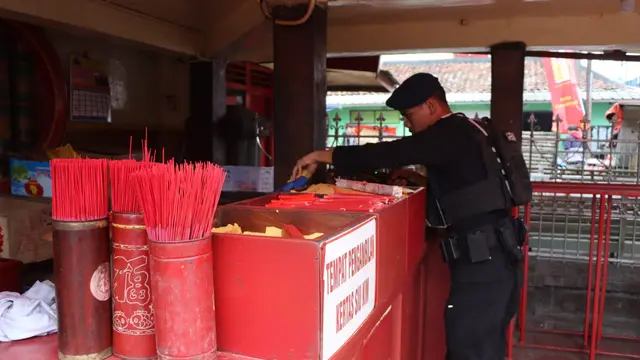 Jelang Imlek, Tim Jibom Polda Metro Jaya Sterilisasi 4 Vihara di Tangerang - News Liputan6.com