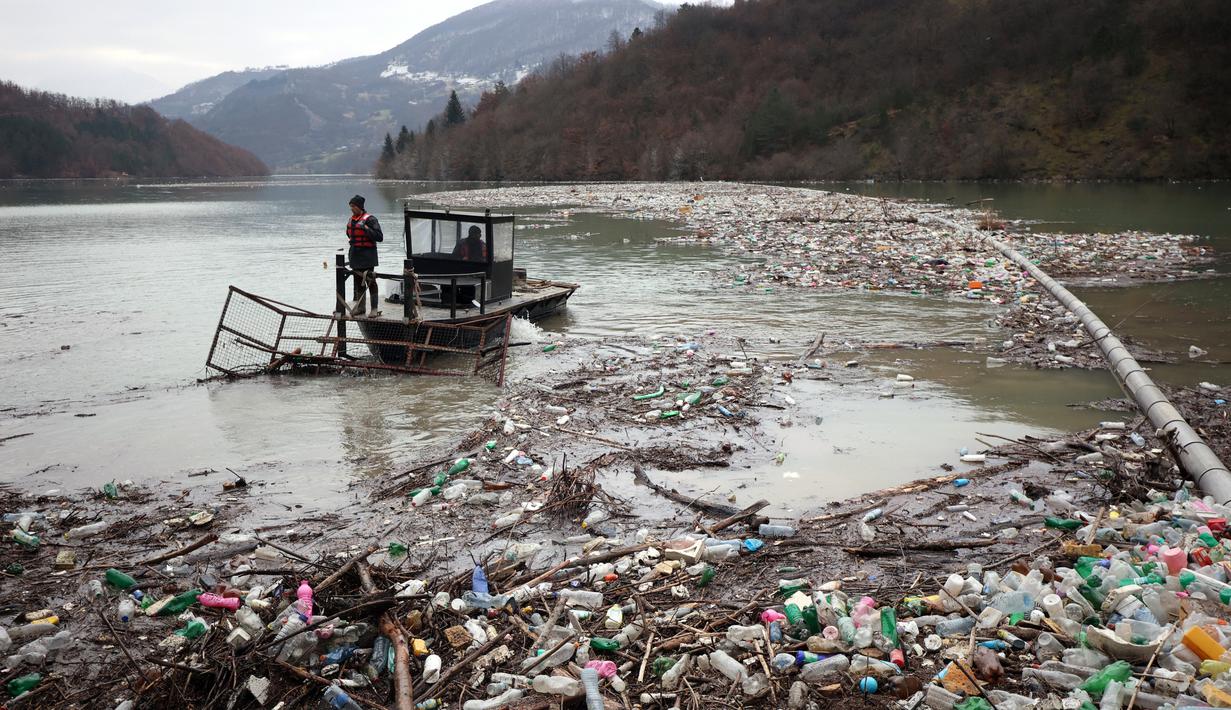 Tumpukan Sampah Penuhi Sungai Lim di Serbia - Foto Liputan6.com
