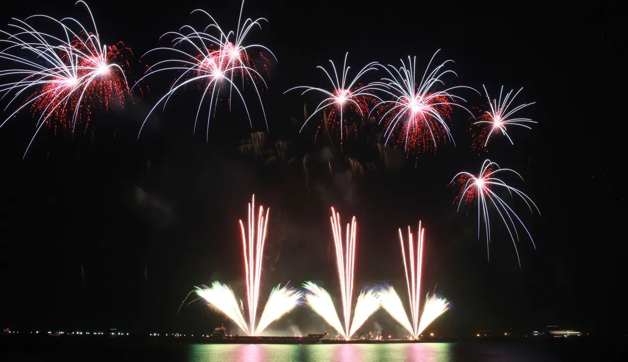 FOTO: Hujan Kembang Api Hiasi Langit Filipina - Foto Liputan6.com