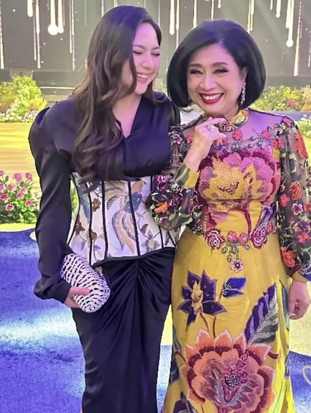6 Potret Outfit Jessica Mila Memadukan Dress Hitam dengan Korset Batik ...