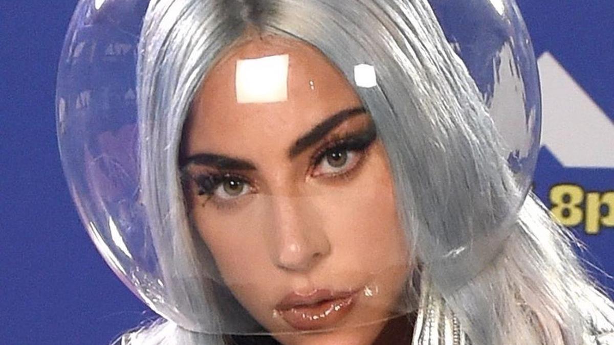 Lady Gaga Tampil Nyentrik di MTV VMA 2020 dengan Helm Manusia Bulan ...