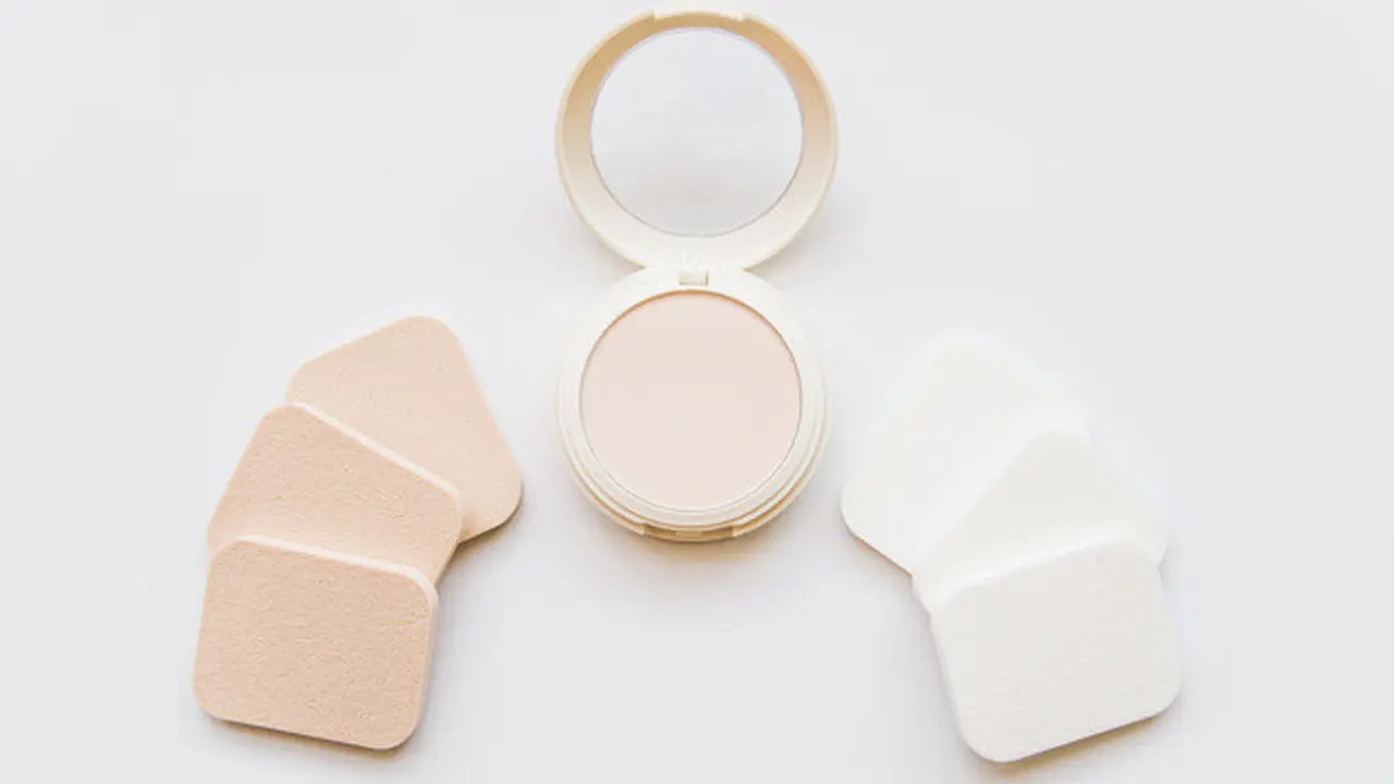 5 Rekomendasi Bedak Padat yang Cocok untuk Kulit Berminyak dan ...