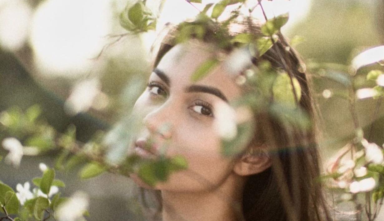 Potret Ariel Tatum Saat Tatap Tajam ke Kamera Ini Bikin Hati Meleleh ...