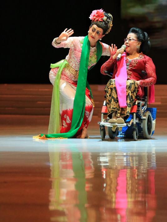Penampilan Waldjinah dan Didik Nini Thowok di Indonesia Fashion Week ...