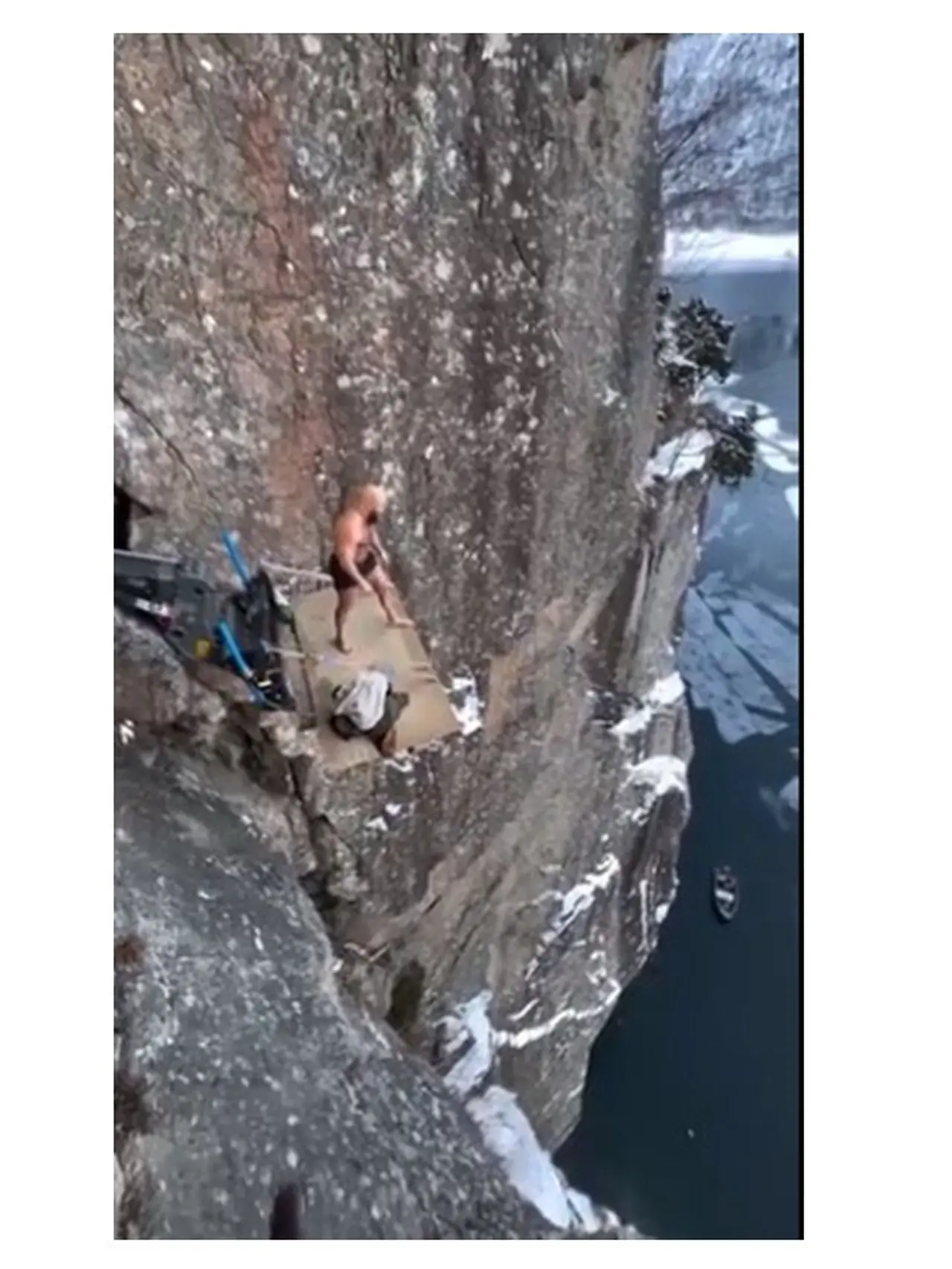 Duh, Aksi Pria Terjun dari Tebing Setinggi 40,5 Meter ke Danau Es Ini ...