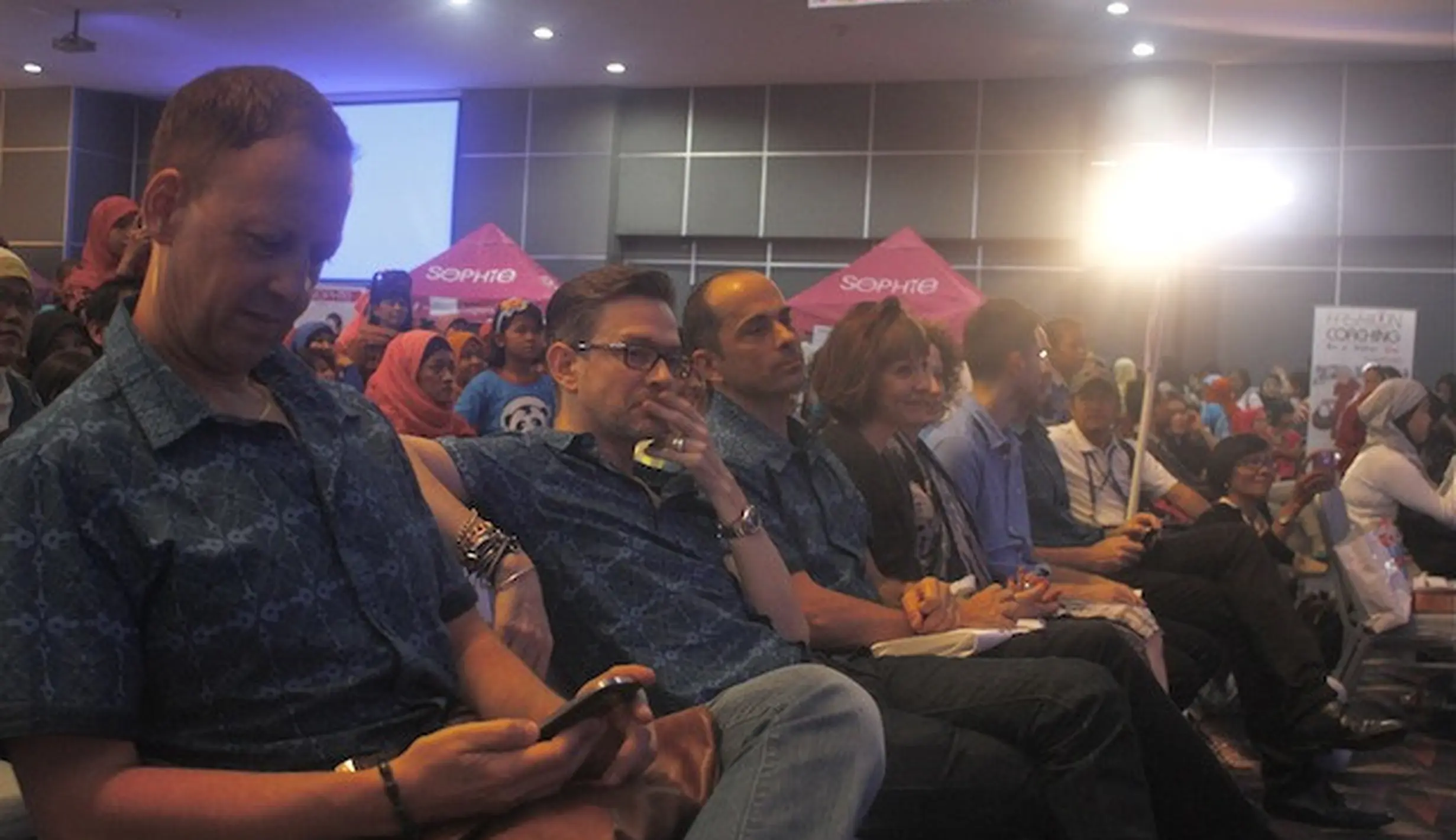 Donna Agnesia & Darius Sinathrya, Unjuk Kemesraan Secara Komersil ...