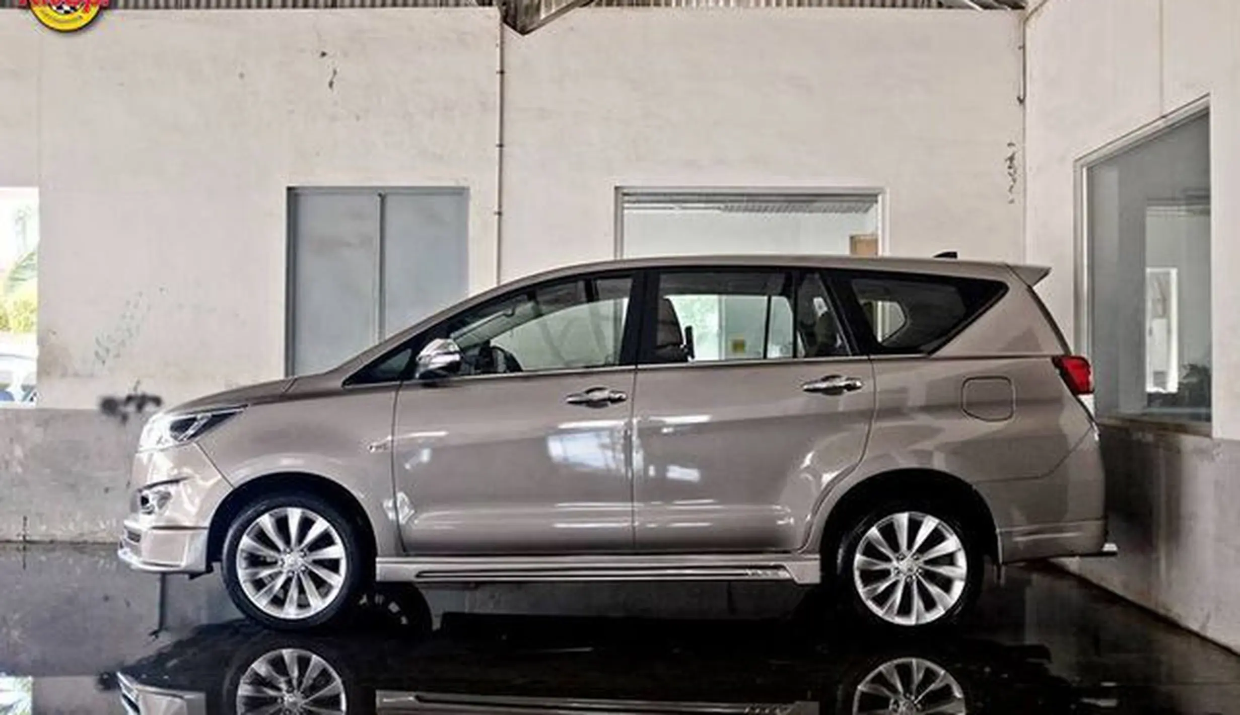 Toyota Innova Crysta Upgrade Penampilan dengan Aero Kit - Galeri Otosia.com