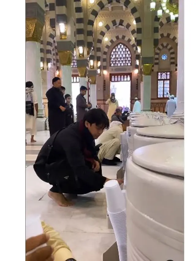 5 Potret Billy Syahputra Tampil Plontos saat Jalani Umrah Ini Curi ...
