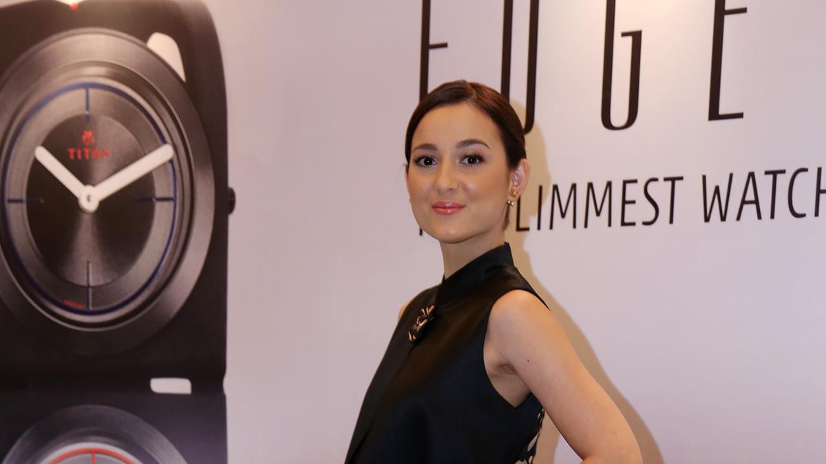 Julie Estelle Dedikasikan 'Surat dari Praha' untuk Glenn Fredly - Entertainment Fimela.com