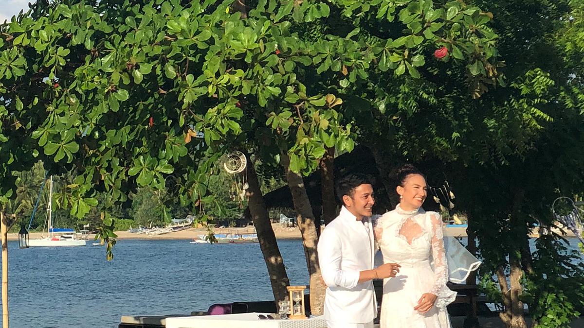 Dimas Anggara dan Nadine Chandrawinata Resmi Menikah di Lombok - Entertainment Fimela.com