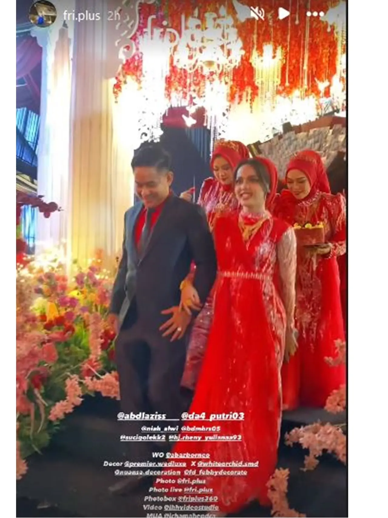 8 Potret Putri Isnari di Pernikahan Kakak Ipar, Memukau Pakai Busana Merah - Hot Liputan6.com