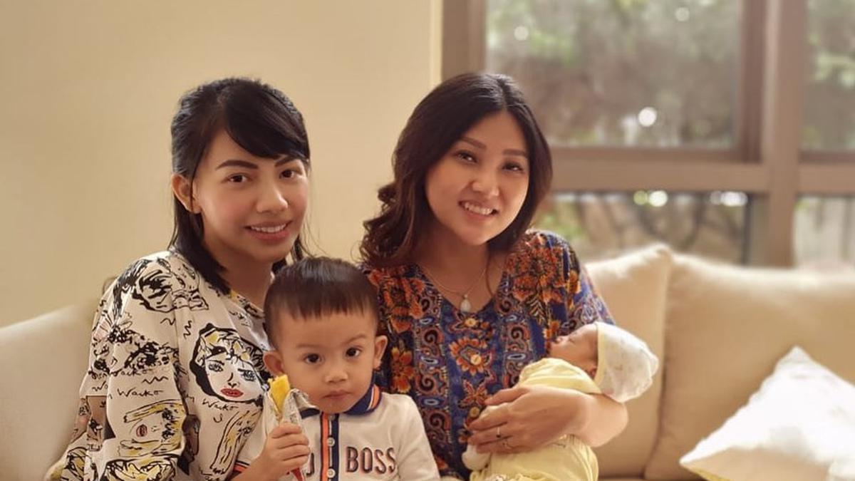 Gaya 5 Selebriti Pakai Daster Saat Asuh Anak, Tetap Memesona - Hot ...