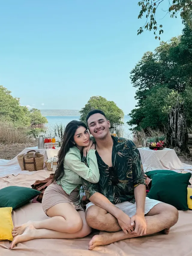 7 Potret Bulan Madu Debi Sagita dan Marco Ivanos di Pulau Menjangan - Hot Liputan6.com