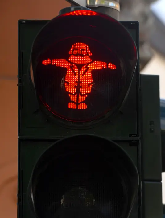 FOTO: Peringati Ulang Tahun, Lampu Lalu Lintas Bergambar Karl Marx ...