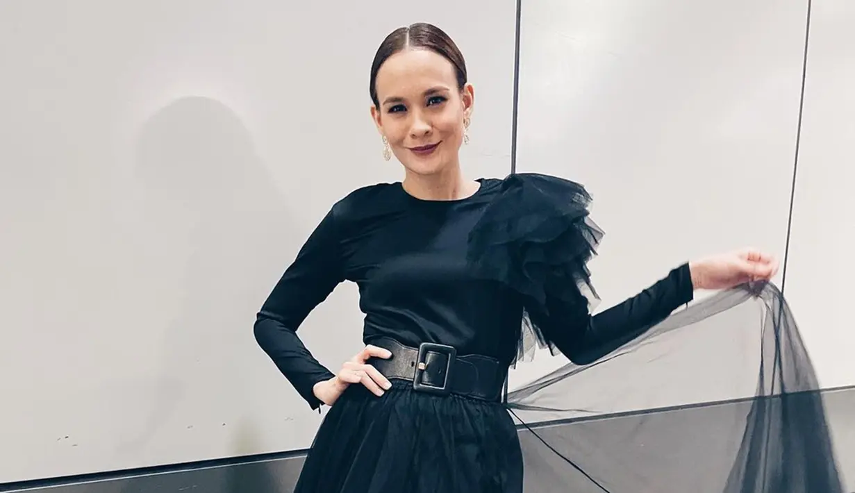 Potret Aishah Sinclair dengan Outfit Hitam, Adik Mendiang Ashraf ...